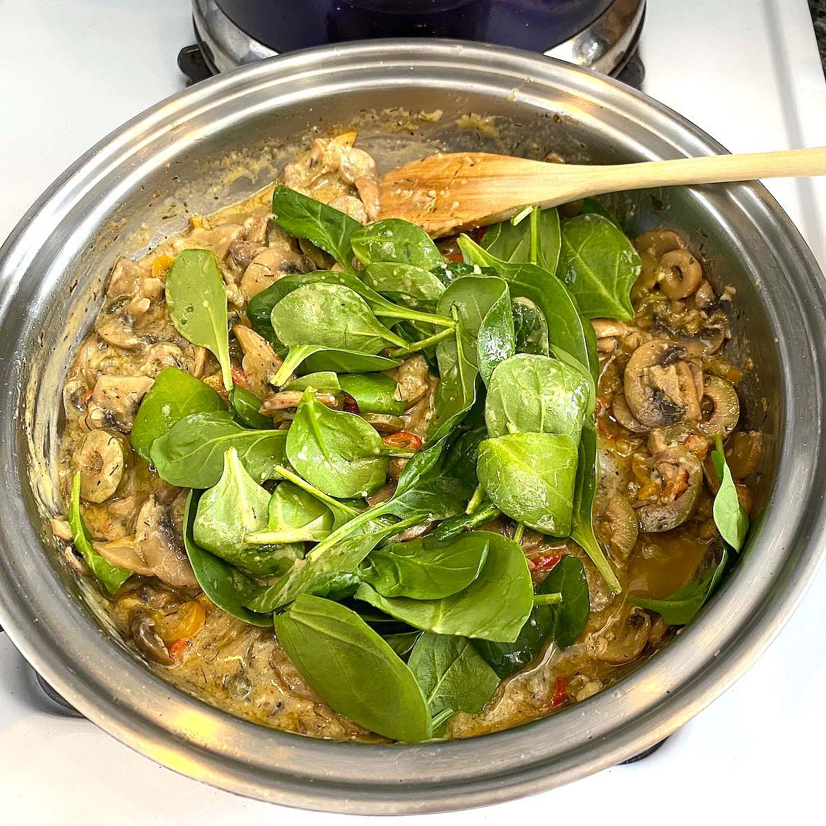 Garlicky Fusilli Pasta Sauce with Mushrooms and Green Olives ...