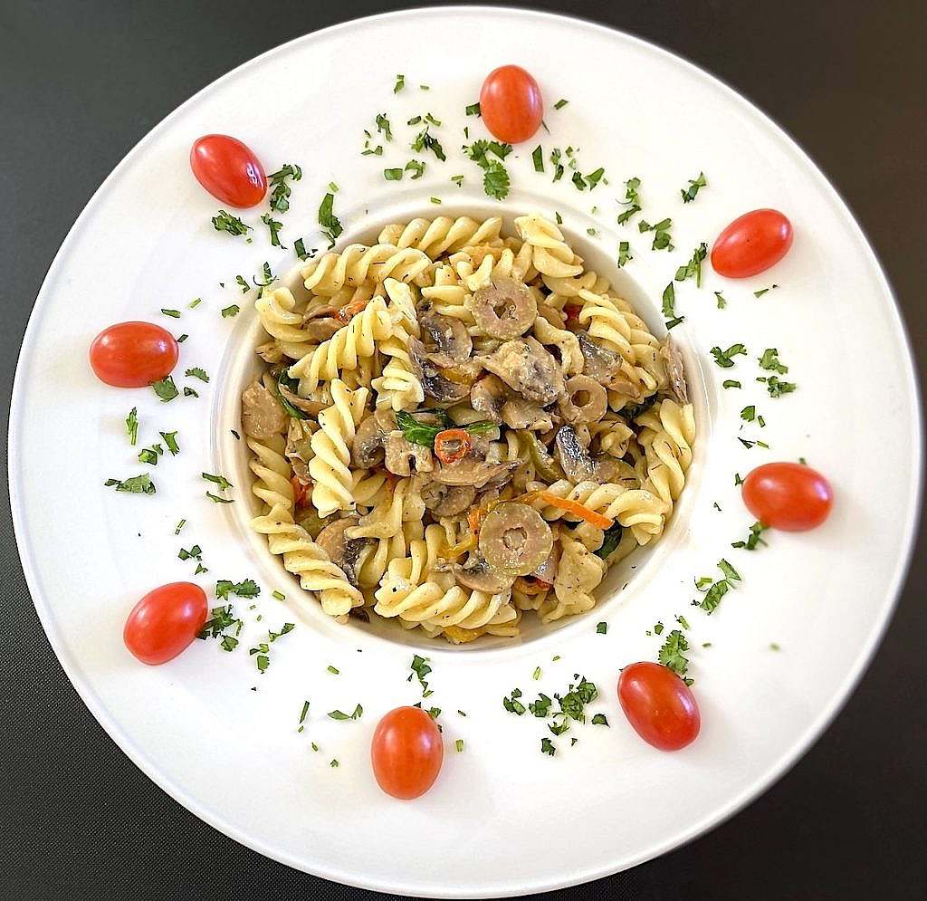 Garlicky Fusilli Pasta Sauce with Mushrooms and Green Olives ...